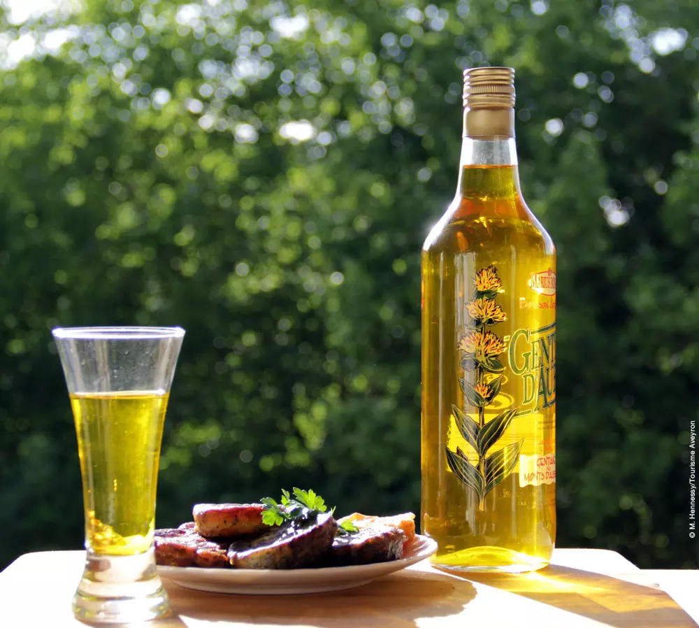 La gentiane, la boisson de l'Aubrac - Dégustez l'Aveyron