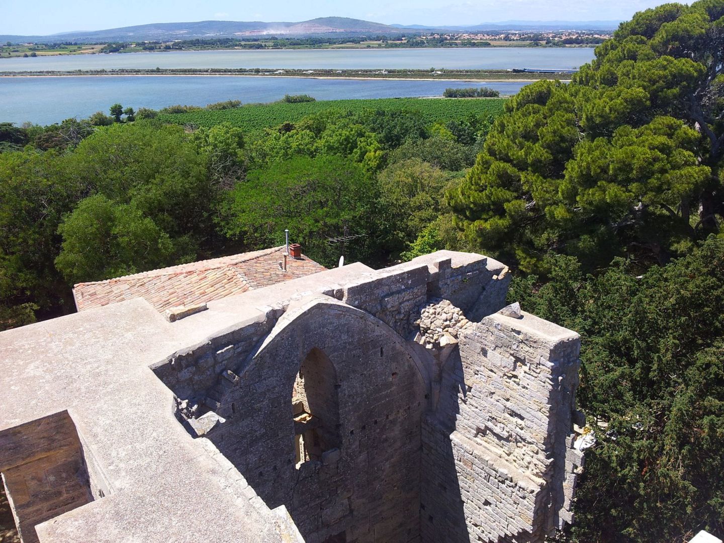 Cathédrale de Maguelone : une presqu'île entre mer et étang
